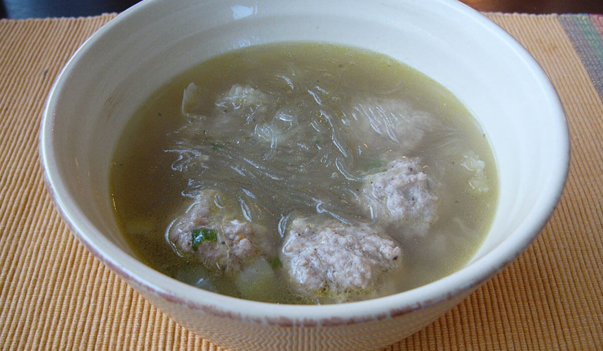 Why is bird's nest soup a delicacy?